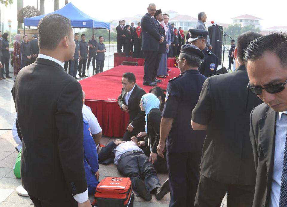 JAWA BERNAM: HANIPA MAIDIN REBAH DI TEPI PENTAS