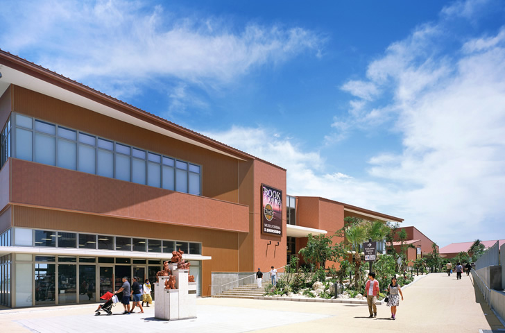 沖繩最大規模購物商城 aeon mall okinawa rycom 永旺夢樂城沖繩來客夢 半年累計來客數已突破750萬人，成為了沖繩屈指可數 ...