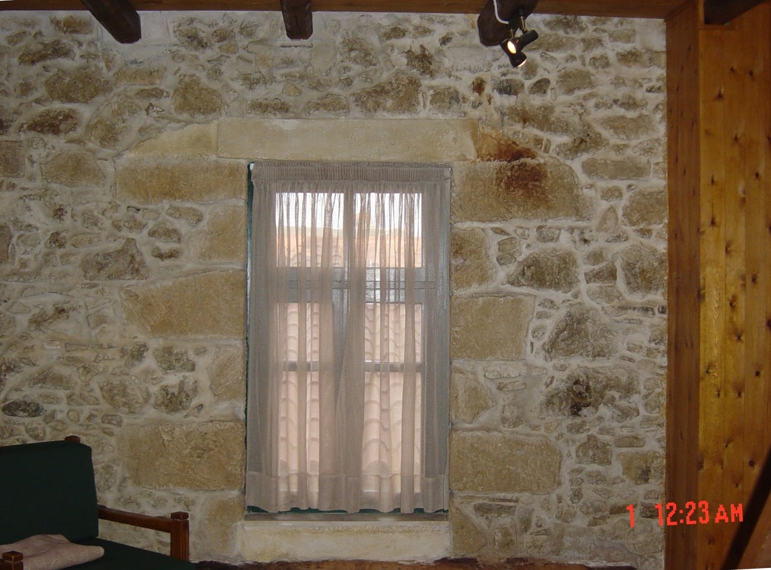 ΚΤΙΣΜA (ΕΛΛΗΝΙΚΑ): ΠΑΛΑΙΑ ΠΕΤΡΙΝΗ ΚΑΤΟΙΚΙΑ - ΒΕΝΕΡΑΤΟ ΗΡΑΚΛΕΙΟΥ