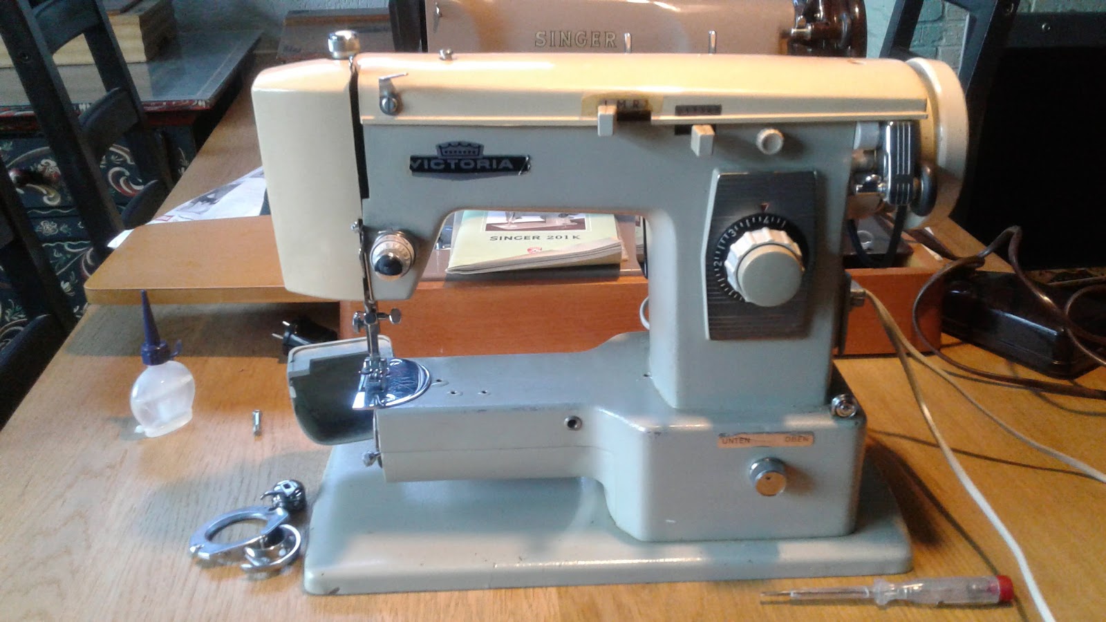 Rusty Old Sewing machines – Linford.nl