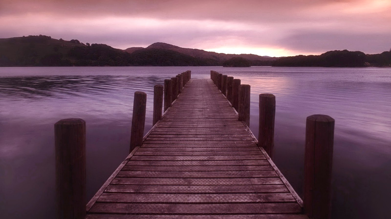 Houten steiger in een meer - HD Wallpapers