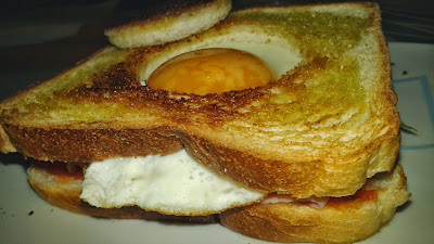 Como miel en pan tostado: Mixto con huevo