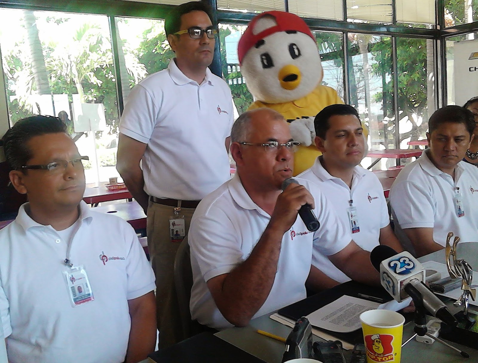 La Pluma Fuente : Galardonan a Deli Pollo, S.A., de la cadena Tip Top