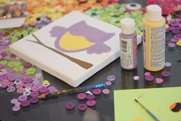 Aprende cómo hacer cuadros decorativos con botones de colores ...