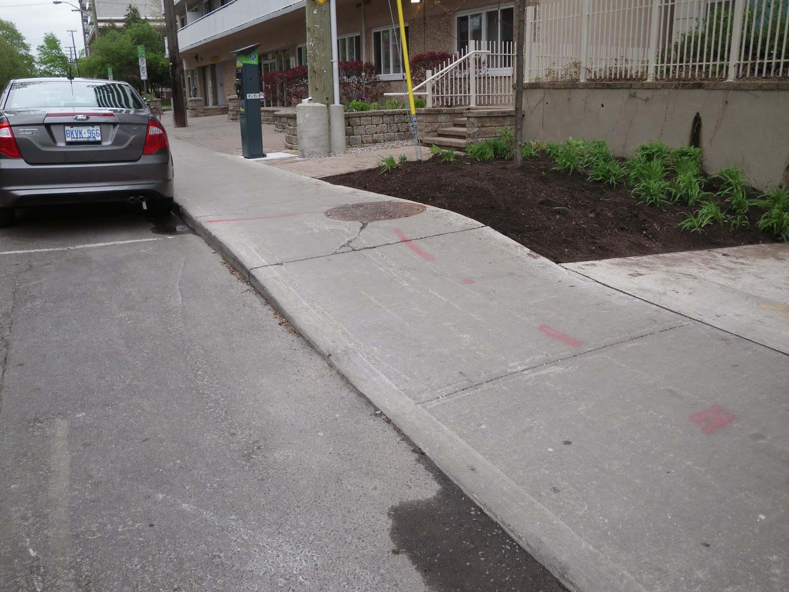 Images of Centretown: Peds on Weds: Toronto-style sidewalks part 1