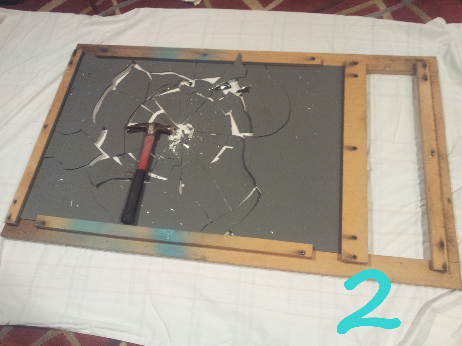 It's all about the lovely: DIY Shattered mirror wall art