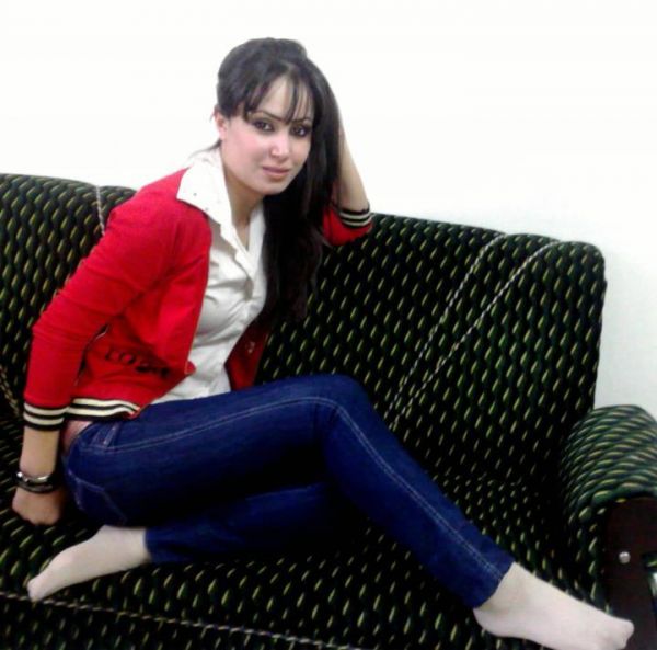 Beauty Pics of Arab World: Dubai Cute Girl Seating On Sofa At Home