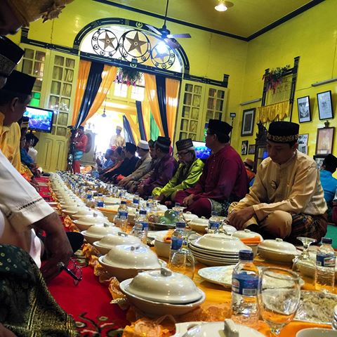 Saprahan, Tradisi Makan Bersama Khas Melayu Kalbar - entrepreneur KREATIF