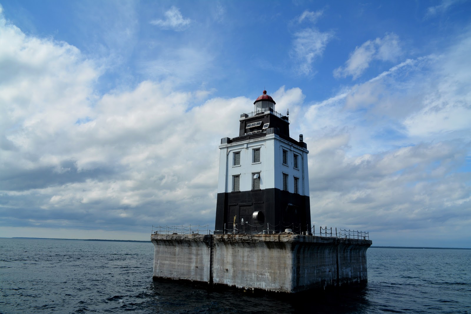 WC-LIGHTHOUSES: POE REEF LIGHTHOUSE - LAKE HURON, MICHIGAN