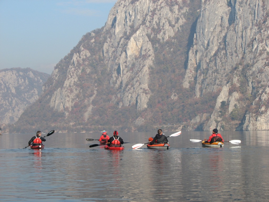 La defilare, în defileu – Romania vazuta din caiac