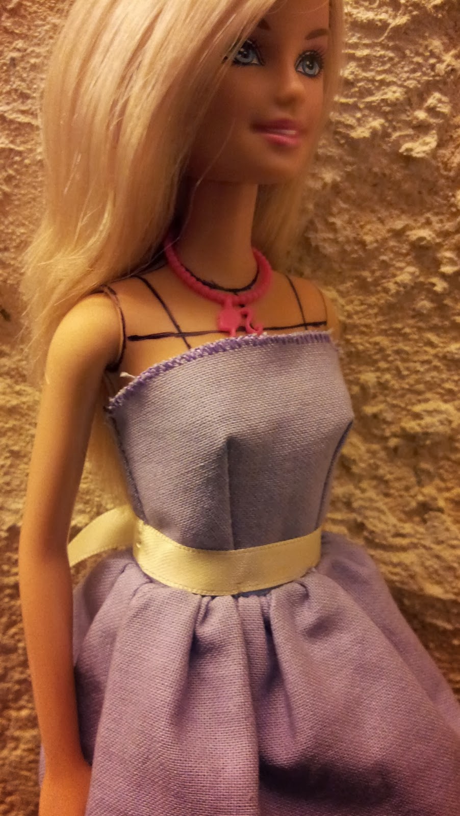 Mes premiers pas avec ma machine à coudre: Barbie et sa robe très 50's