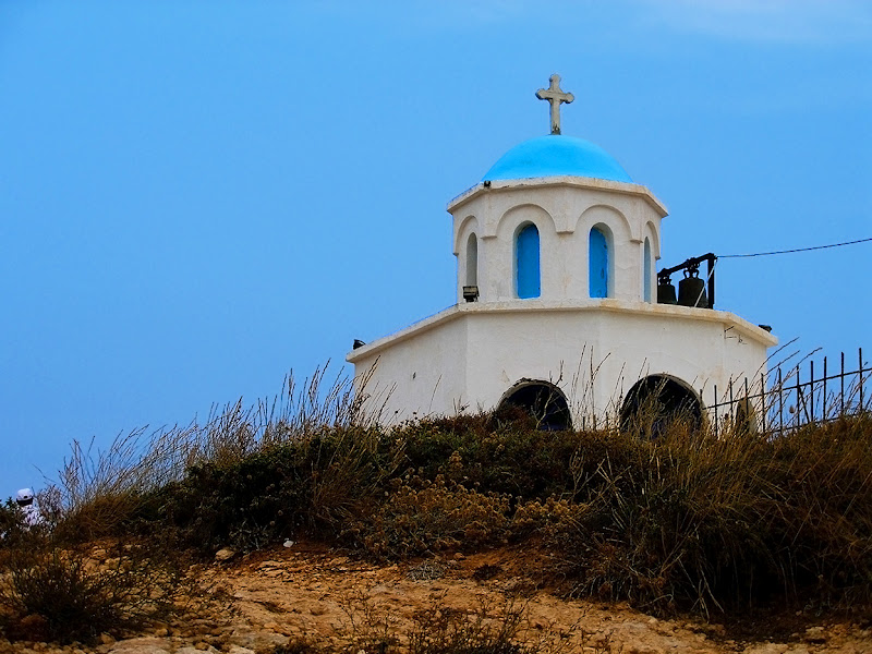 NixPixMix: CHAPEL IN RAFINA, GREECE
