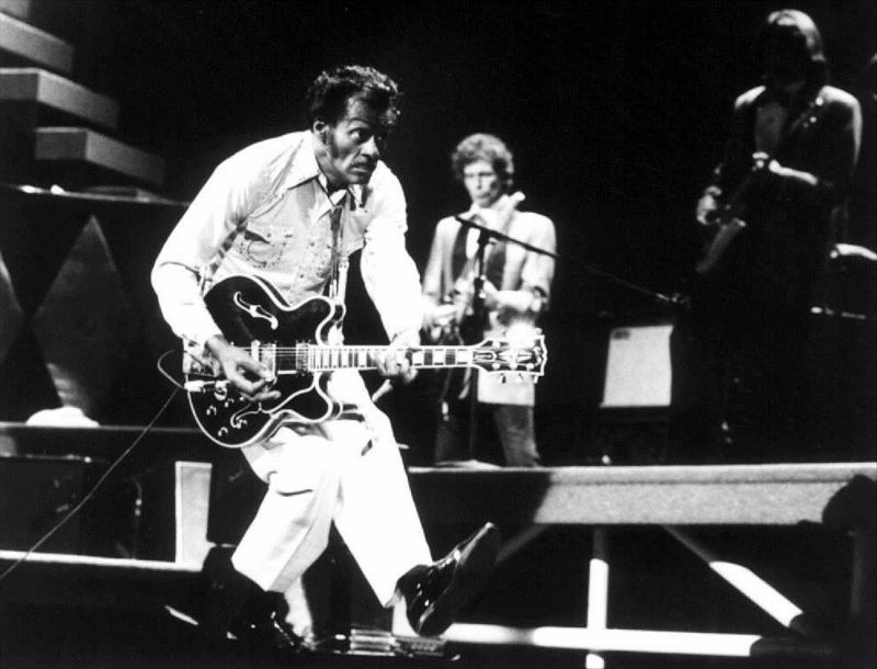 20 Interesting Photographs of Chuck Berry Shows Off His Legendary Duck ...