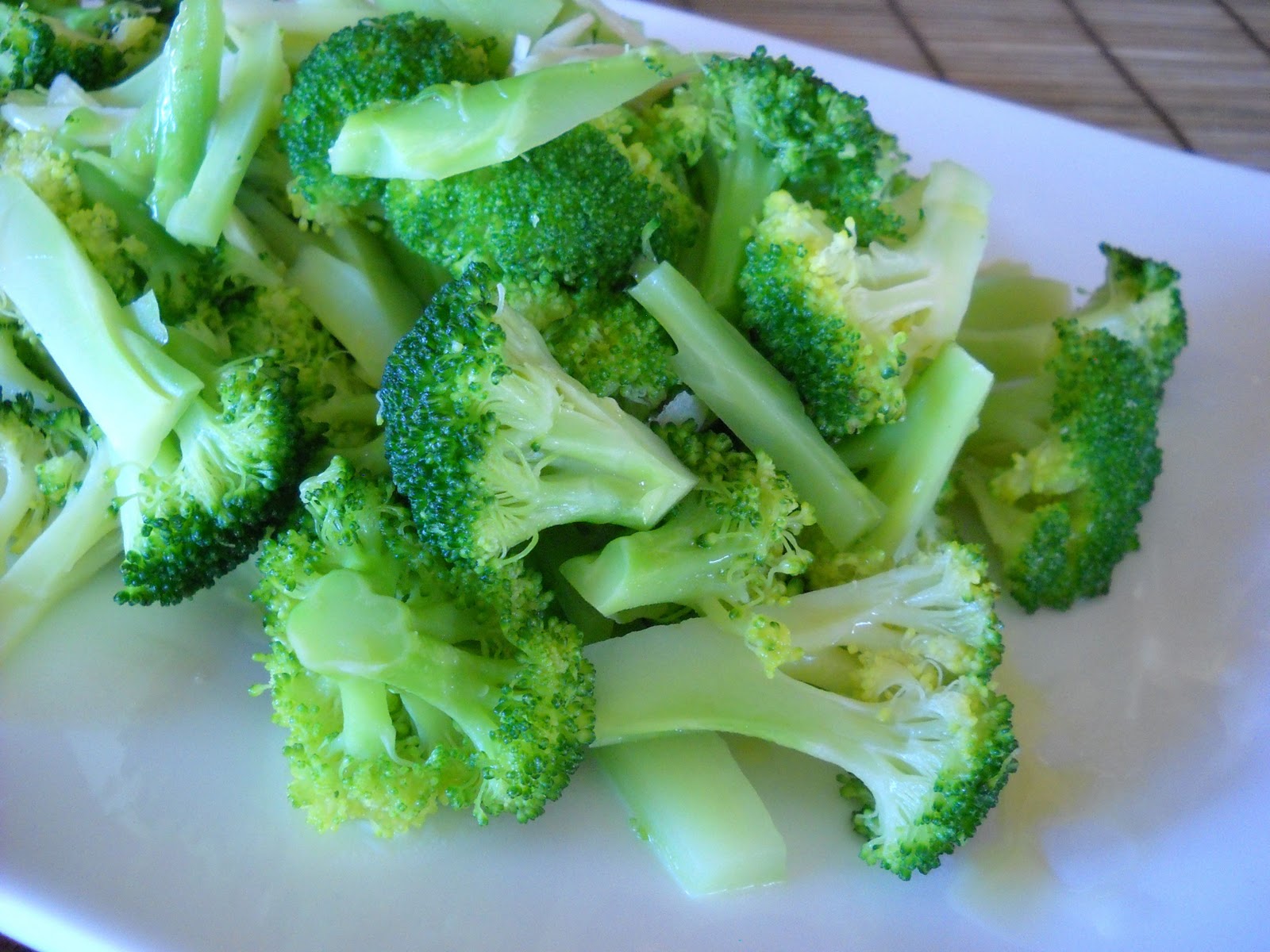 School of Eating Good: Simple Steamed Broccoli with Garlic