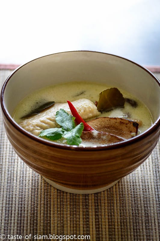 Tom Kha Gai (Thai Chicken Coconut Soup) - Taste of Siam