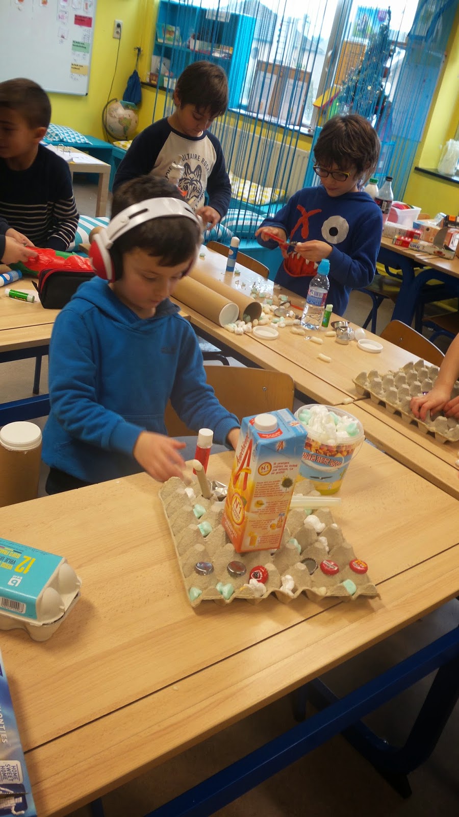 Blog eerste leerjaar: Knutselen met afval