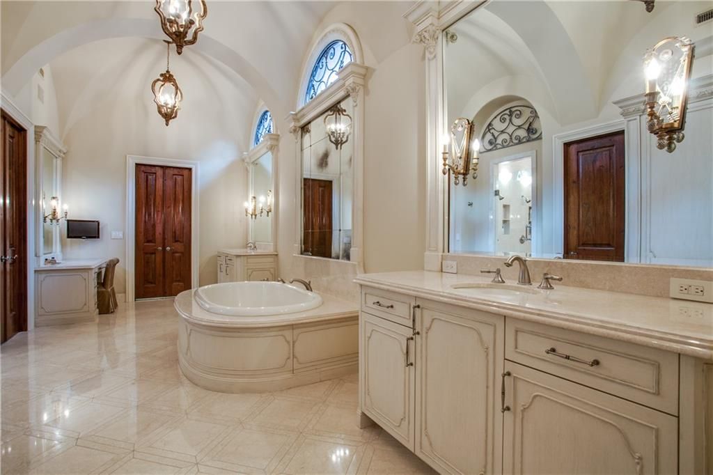 Mansion Master Bathrooms