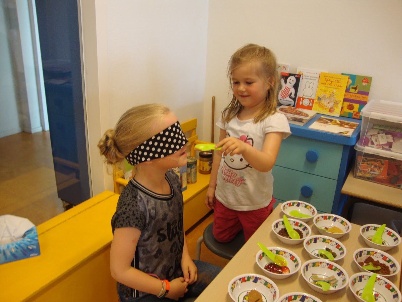 Groep 1 en 2 A: Ruiken en proeven in de ontdekhoek.