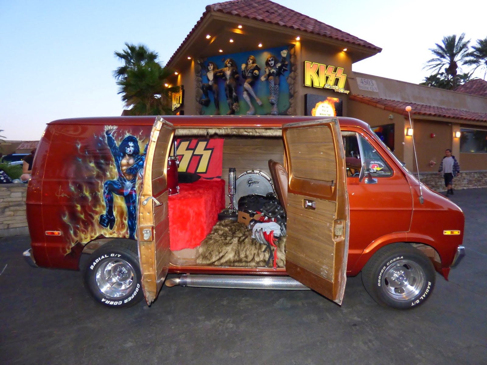 VAN GRAVEYARD: The KISS VAN LIVE!!