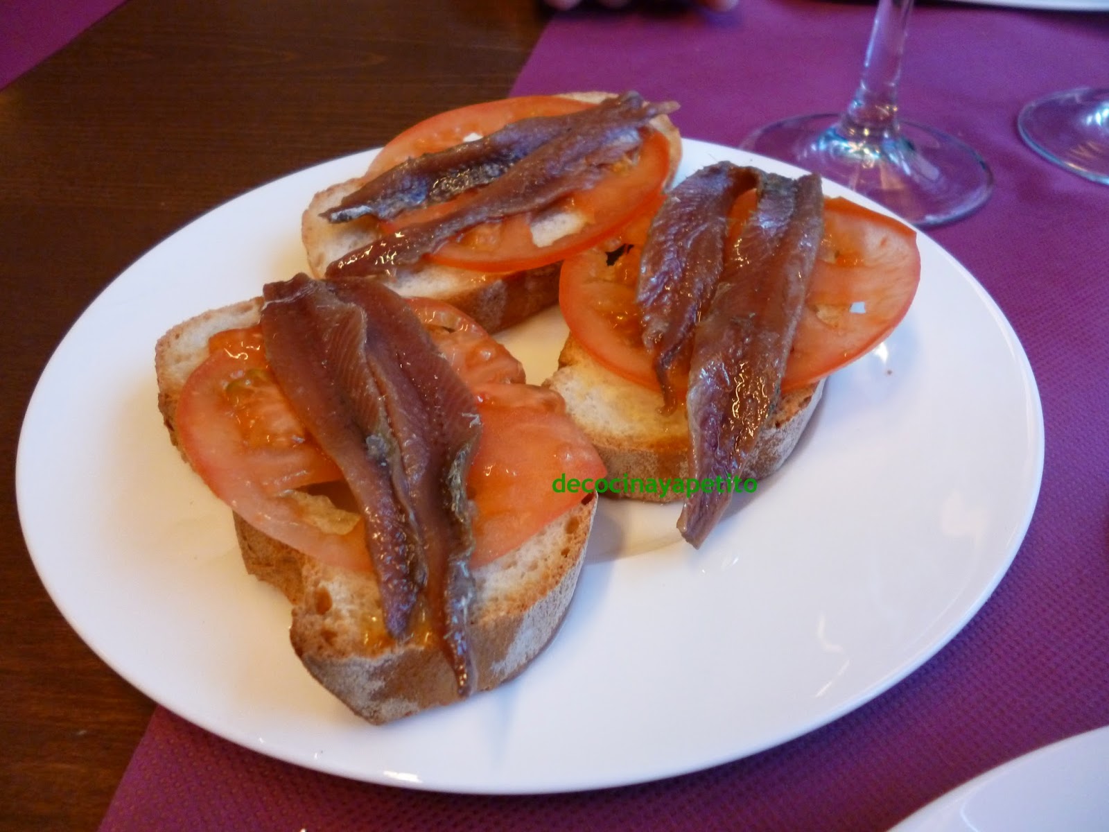 Cocinando con Vicky, recetas de cocina: TOSTADA DE ANCHOAS CON TOMATE