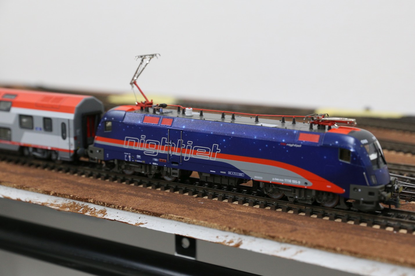 客車はおそらくRocoではなく先にCity Night Lineなど製造しているL.S.Modelsなどから出ると予想。