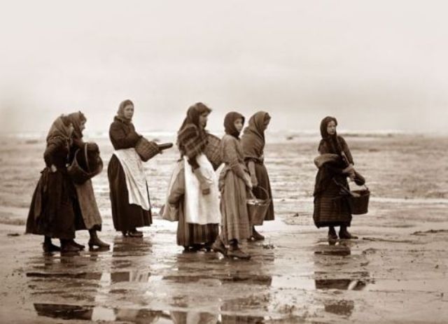 30 Vintage Photographs of Fisher People Around the Small North ...