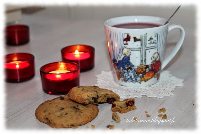valkoinen talo tarinoi: Suklaa-karpalo cookies