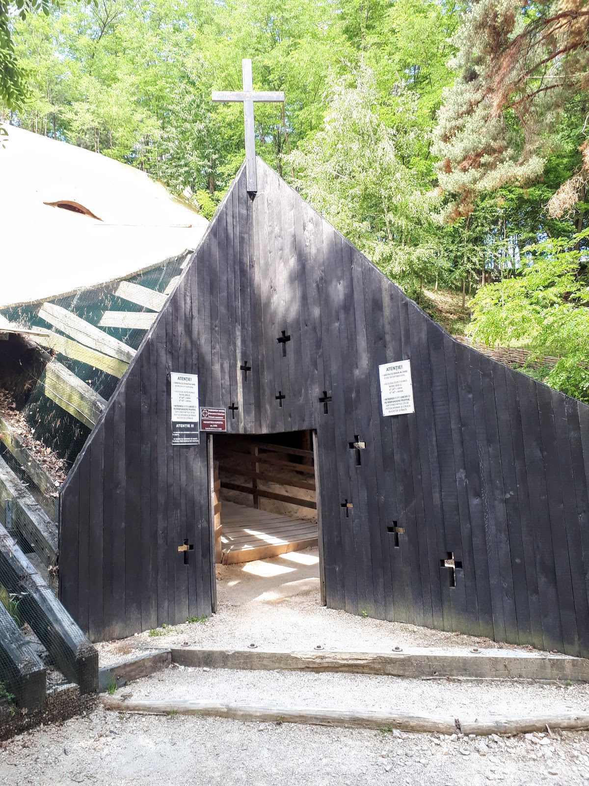 Impresii de calatorie: Sinca Veche: Biserica rupestra si Schitul ...