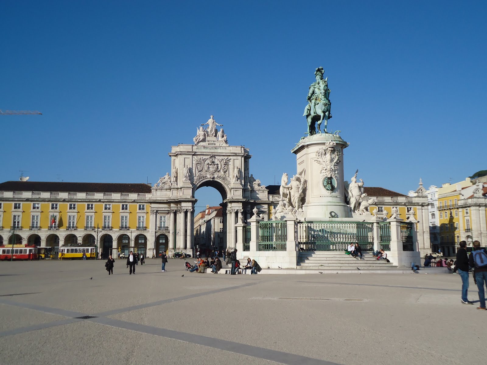 LISBONNE LEONARDO: La Place du Commerce et la Casa dos Bicos