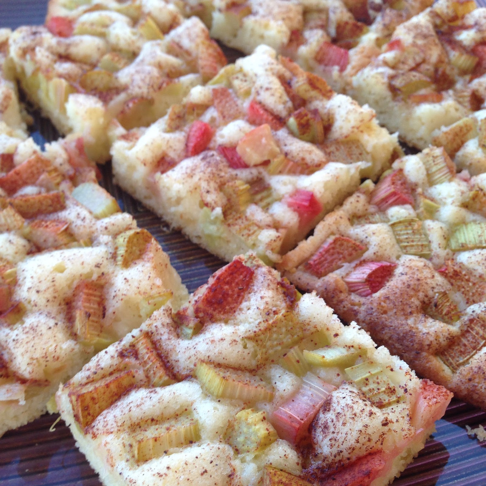 Lihtne, mahlane ja maitsev rabarberikook