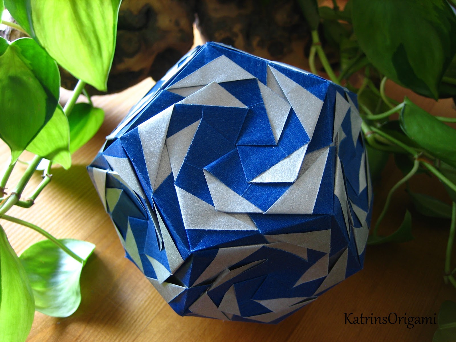 Origami die Kunst des Papierfaltens: Origami Tornado Kusudama