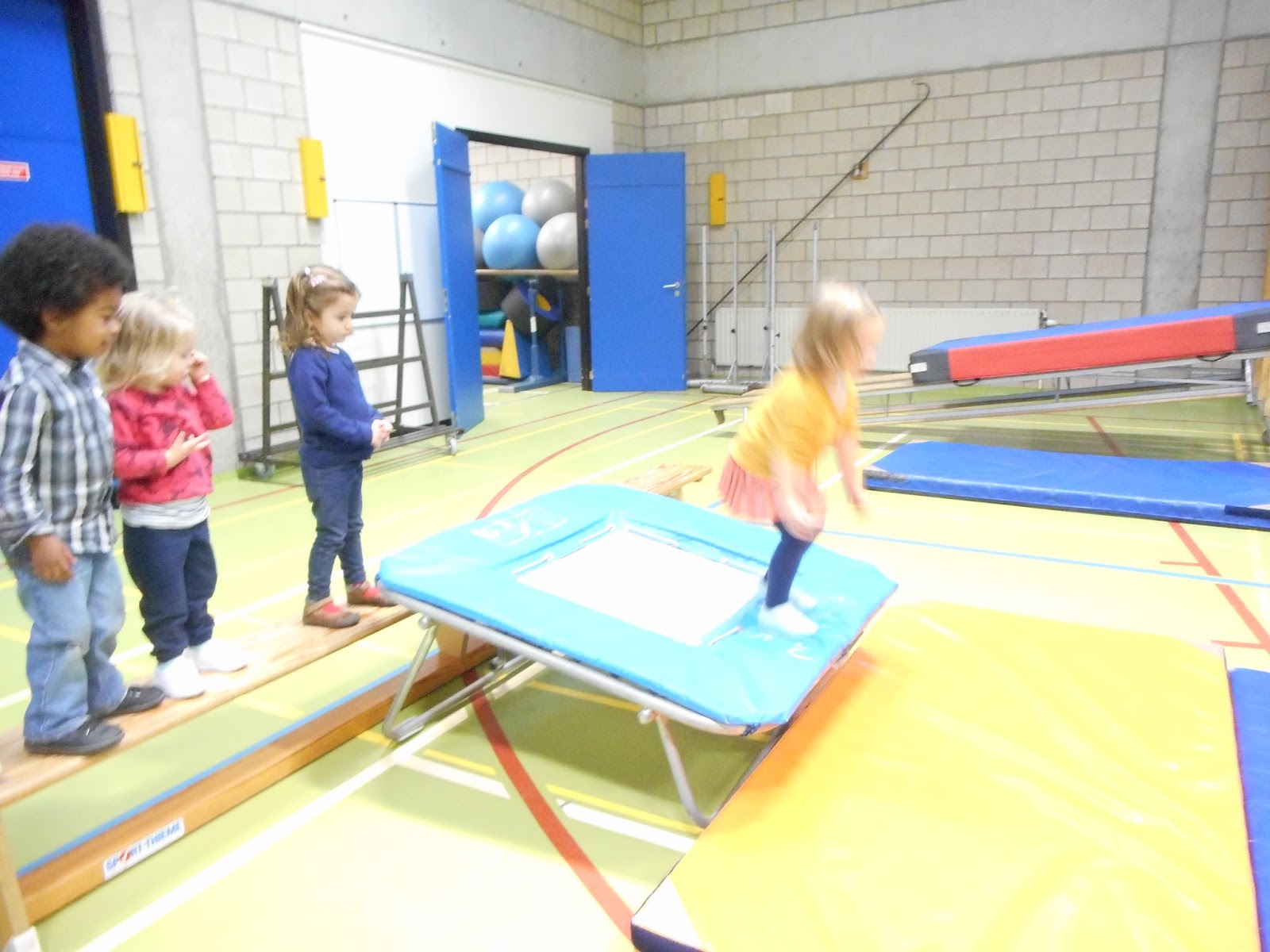 kleuterturnen met juf Marleen : Springen over, op, in ...