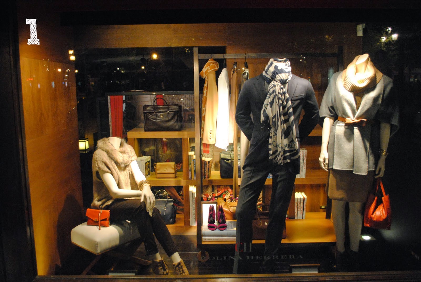 50 Crisis: Escaparates. ¿Ropa de invierno en verano?