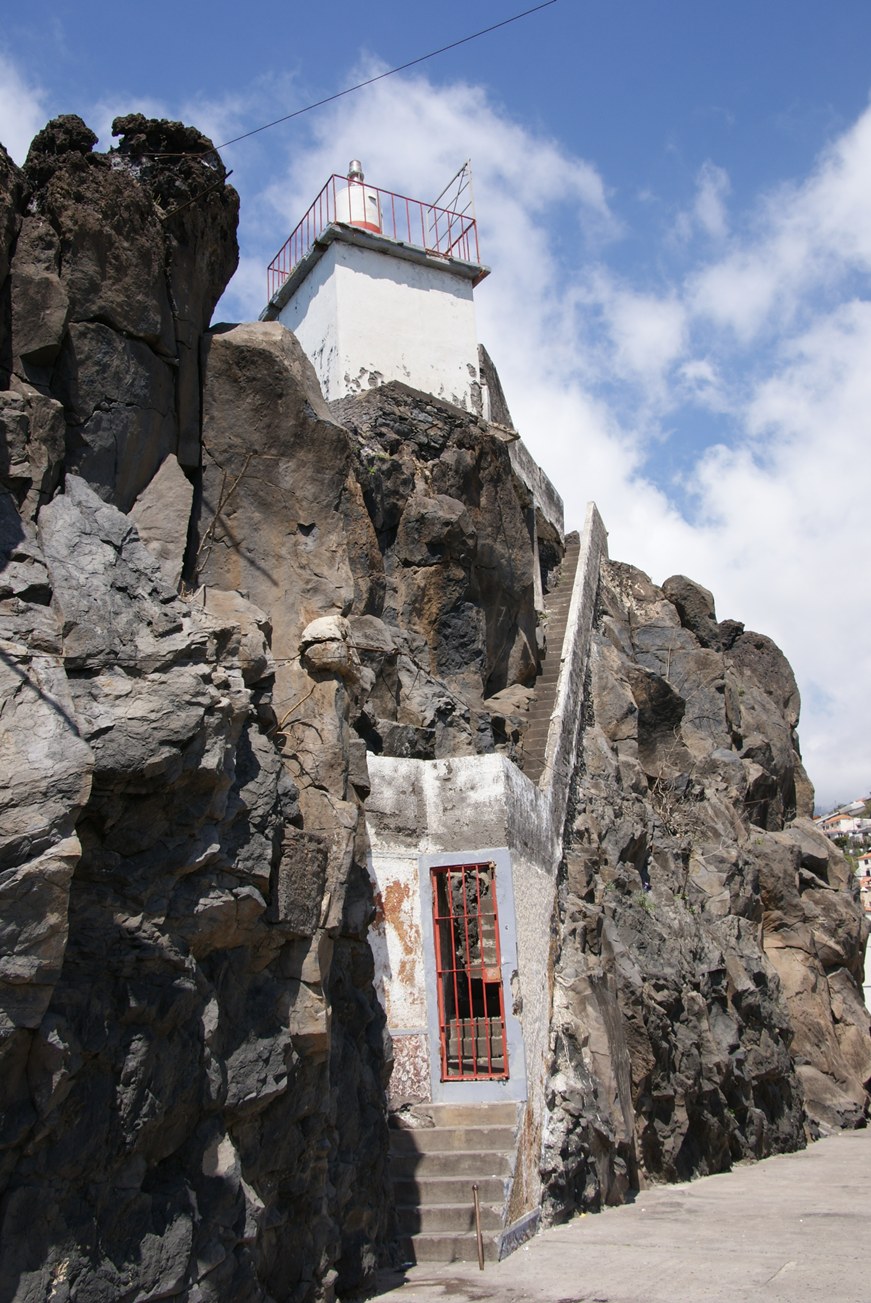 Neal's Lighthouse Blog: Câmara de Lobos Lighthouse, Câmara de Lobos ...