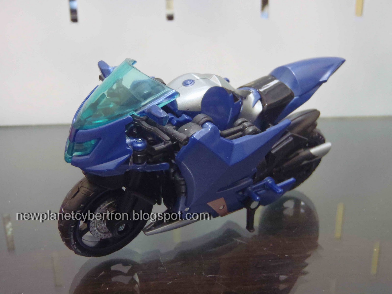 New Planet Cybertron: Transformers Review –Arcee (Prime Deluxe)