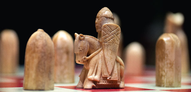 SECÇÃO DE XADREZ: As mais antigas peças de xadrez: exército viking