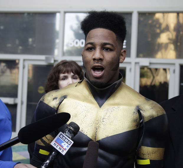 O Pistoleiro Solitário: Após ser preso por agressão, ‘super-herói ...