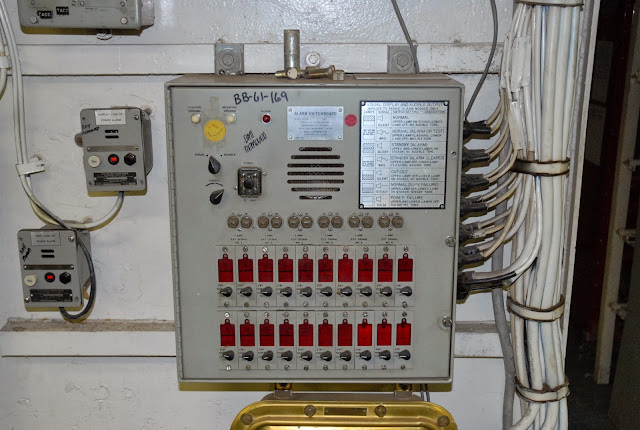 Every Blade of Grass: Some Pix of the Batlleship Iowa Comm Center