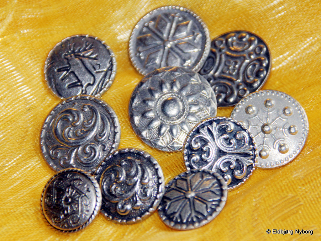 I sansenes grenseland: Syskole (4) – Knappemakere, støpere og andre knappeglade