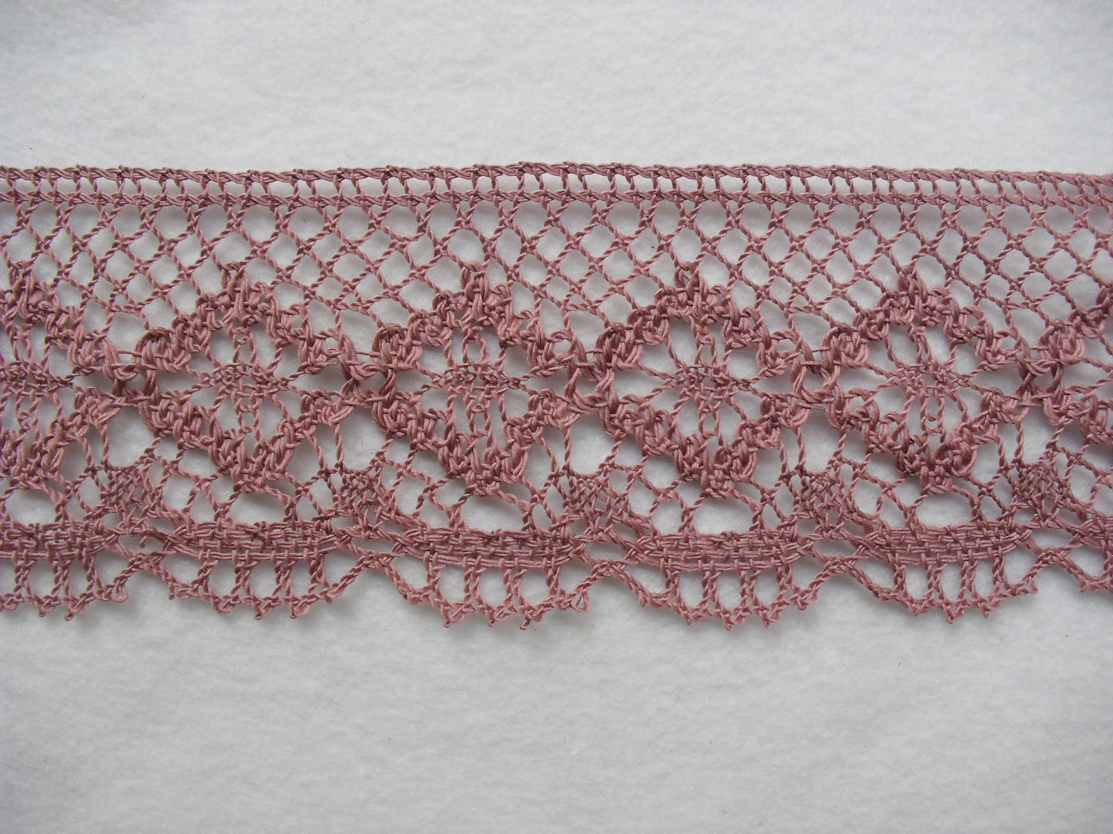 ENCAJE DE BOLILLO ROSA PALO