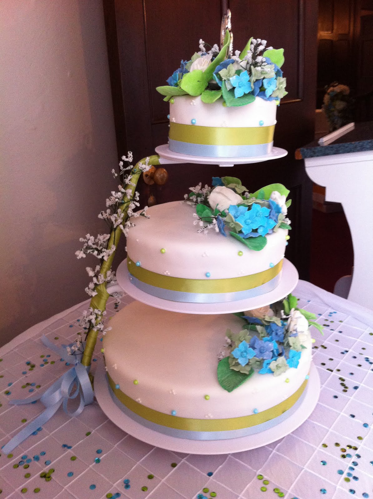 Love Dem Goodies: Floating Wedding Cake with Edible Flowers