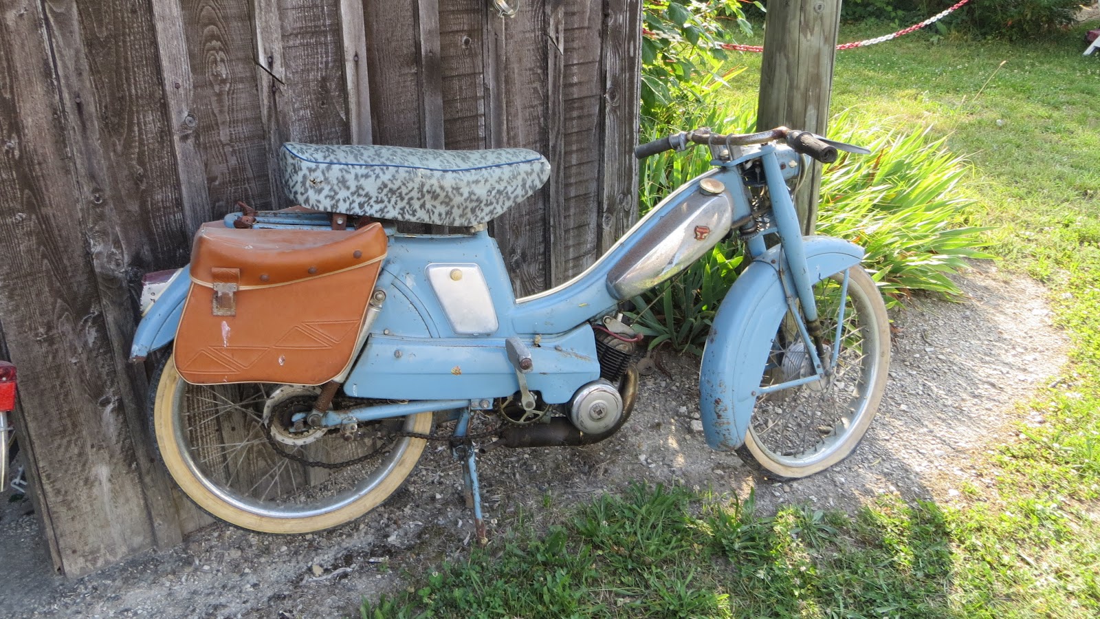 JRF: Mobylette bleue selle biplaces