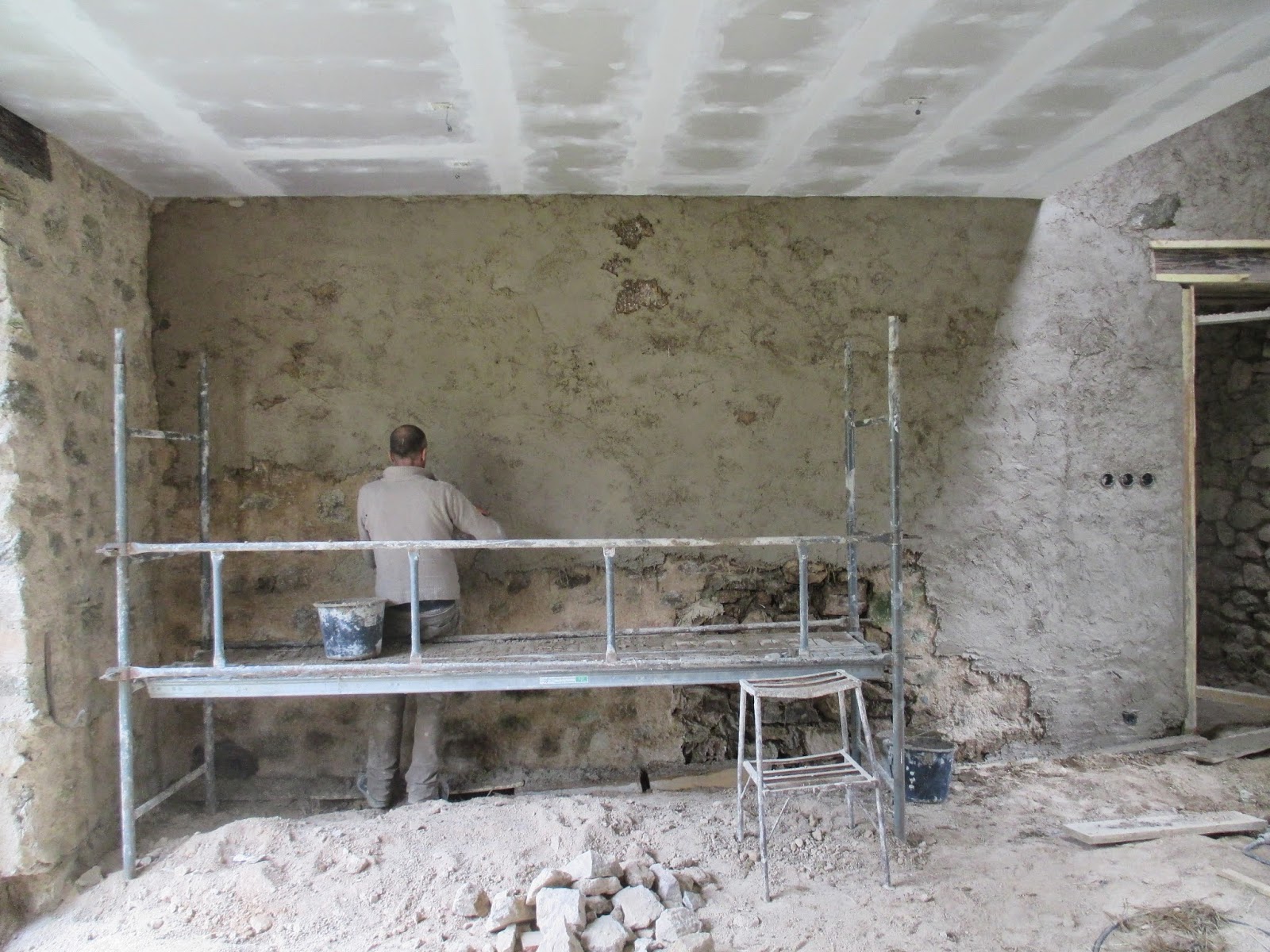 permacultuur avontuur: 52. Natuurstenen muur stucen met leem.