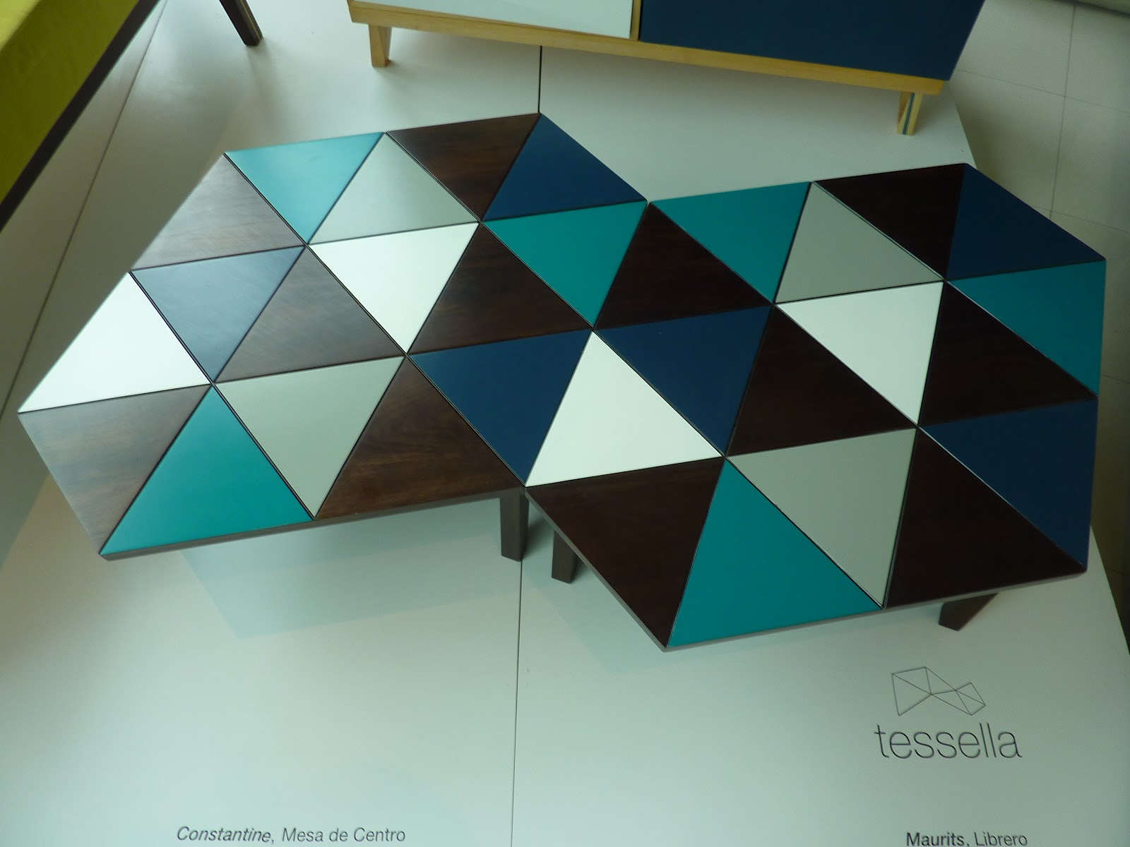 podio: Tessella, línea de mobiliario de amoATO Studio