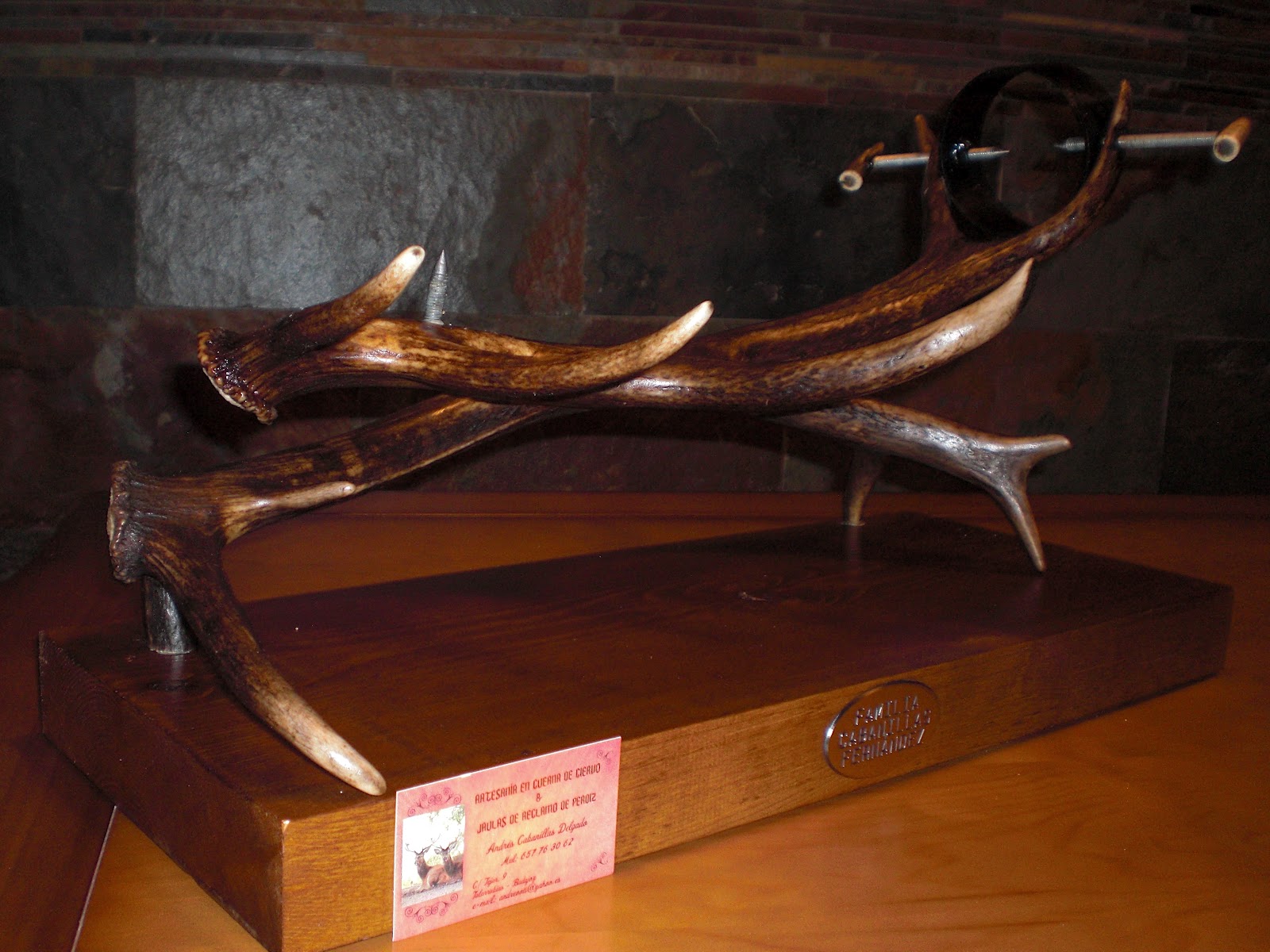 Artesanía en Cuerna de Ciervo La Siberia: JAMONERO EN CUERNA DE CIERVO