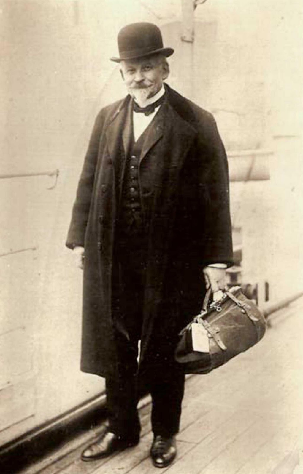 LA PRATIQUE DU BONHEUR: Émile Coué - le petit marchand de bonheur