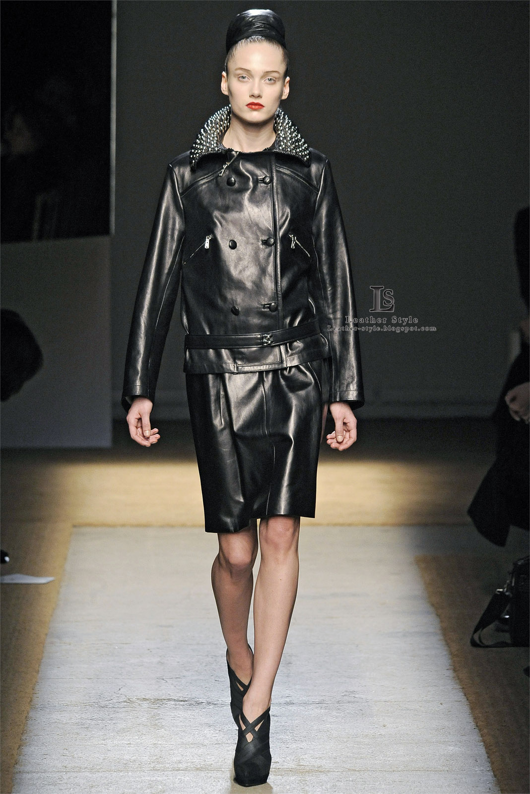 Leather style, latex couture, vinyl fashion: designers, photographers ...