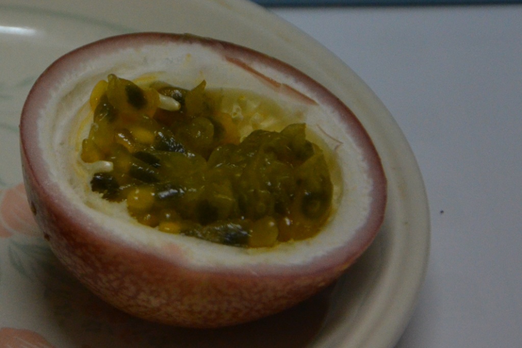 My little vegetable garden: rain, a ripe markisa and tropical juice.