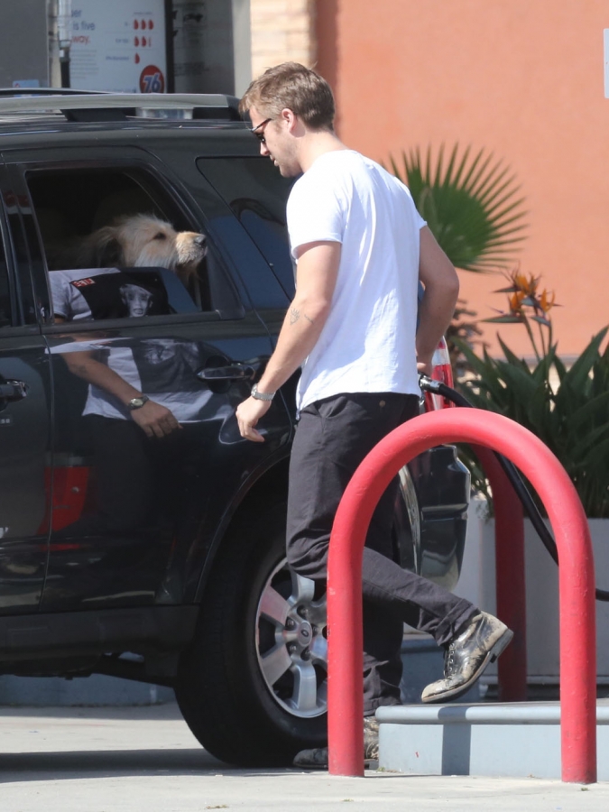 VJBrendan.com: Ryan Gosling Fills Up His Tank