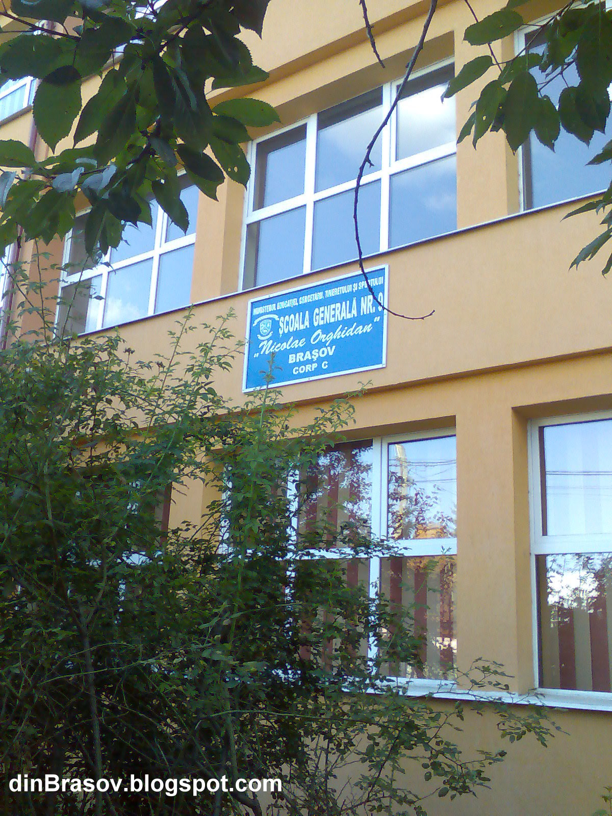 din Brasov: Scoala brasoveana renovata, dar semiabandonata